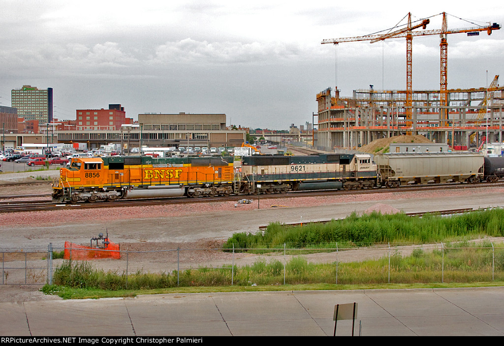 BNSF 8856 and BNSF 9621 Lead M-LINLIN1-09